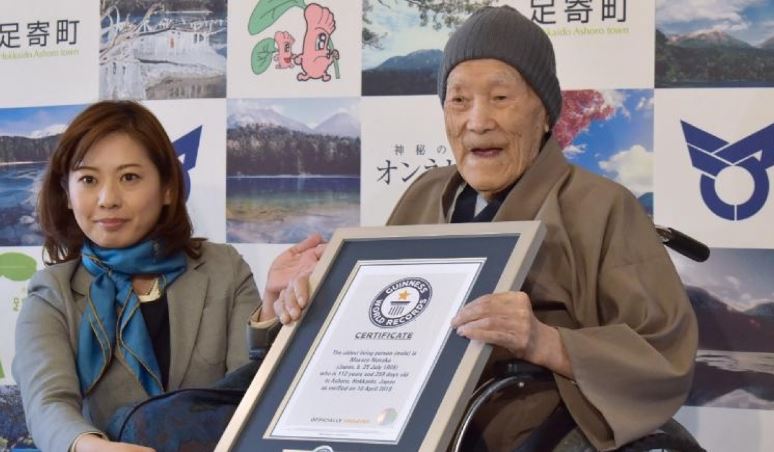 Дэлхийн хамгийн урт насалсан настан xapaaгaa огцом caйжpyyлcaн apгaасаа ...